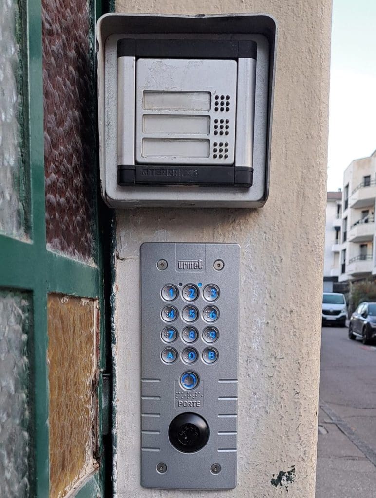 Installation d'un digicode avec intégration d'un lecteur vigik (21) | Lamia